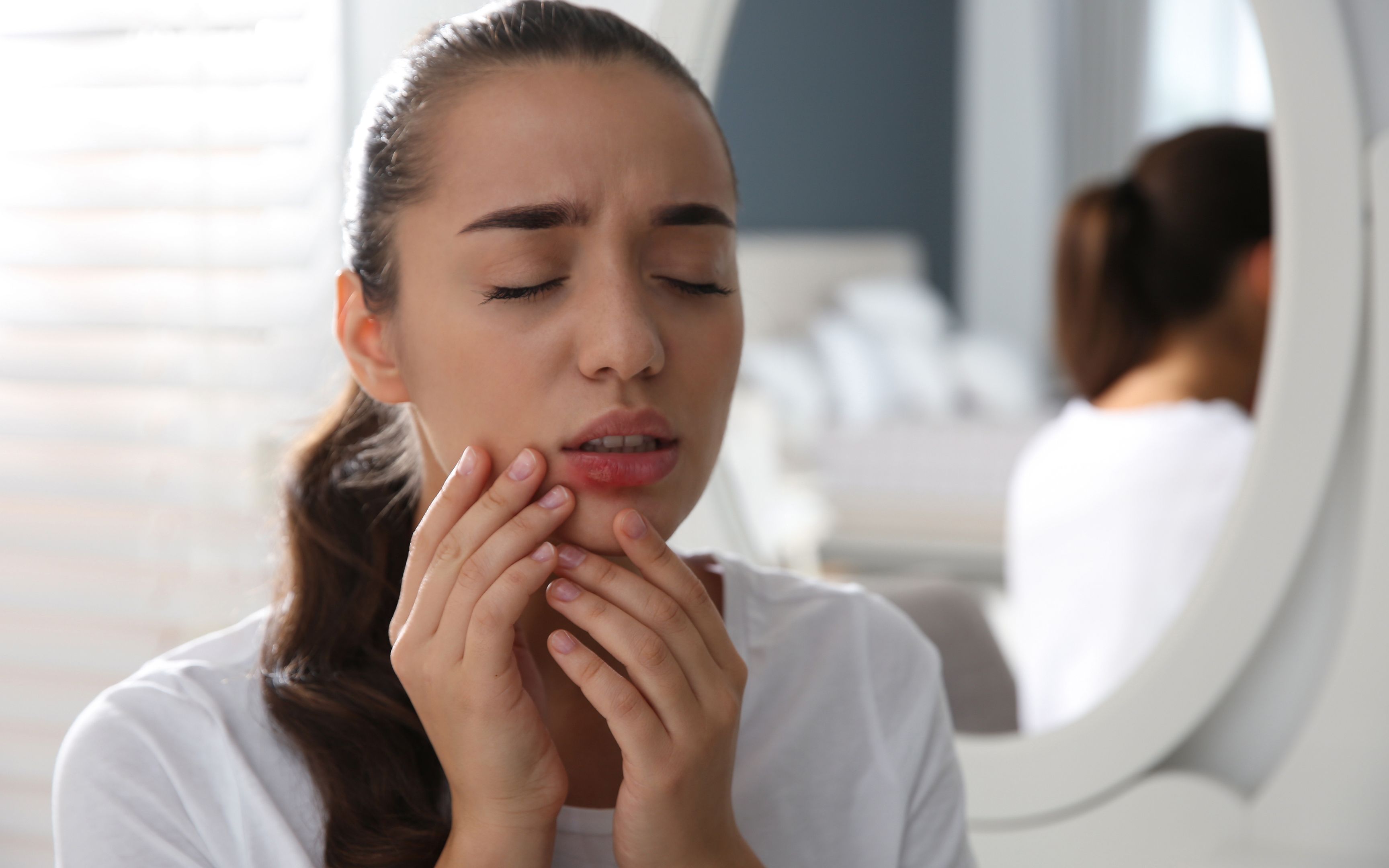 How Red Light Masks Can Help Ease Your Shingles Pain