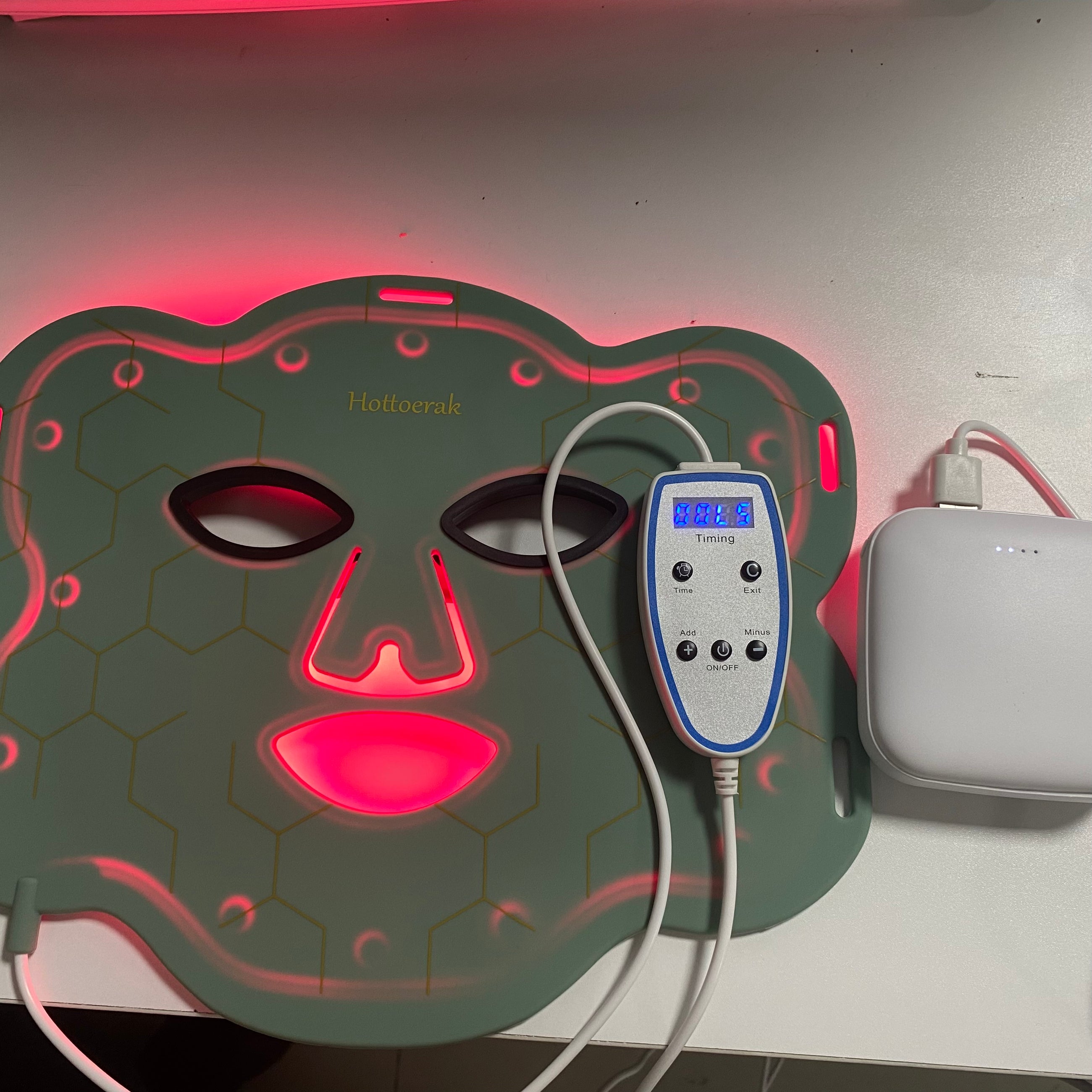 Red Light Therapy Mask| Awakens younger looking skin